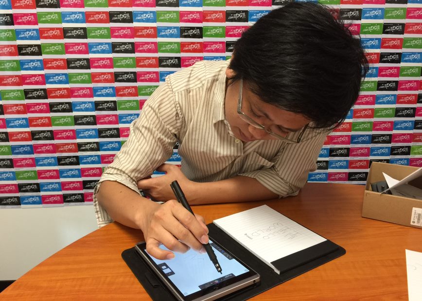 Unboxing Day: We Open Up The HP Pro Slate 8 · Student Edge News